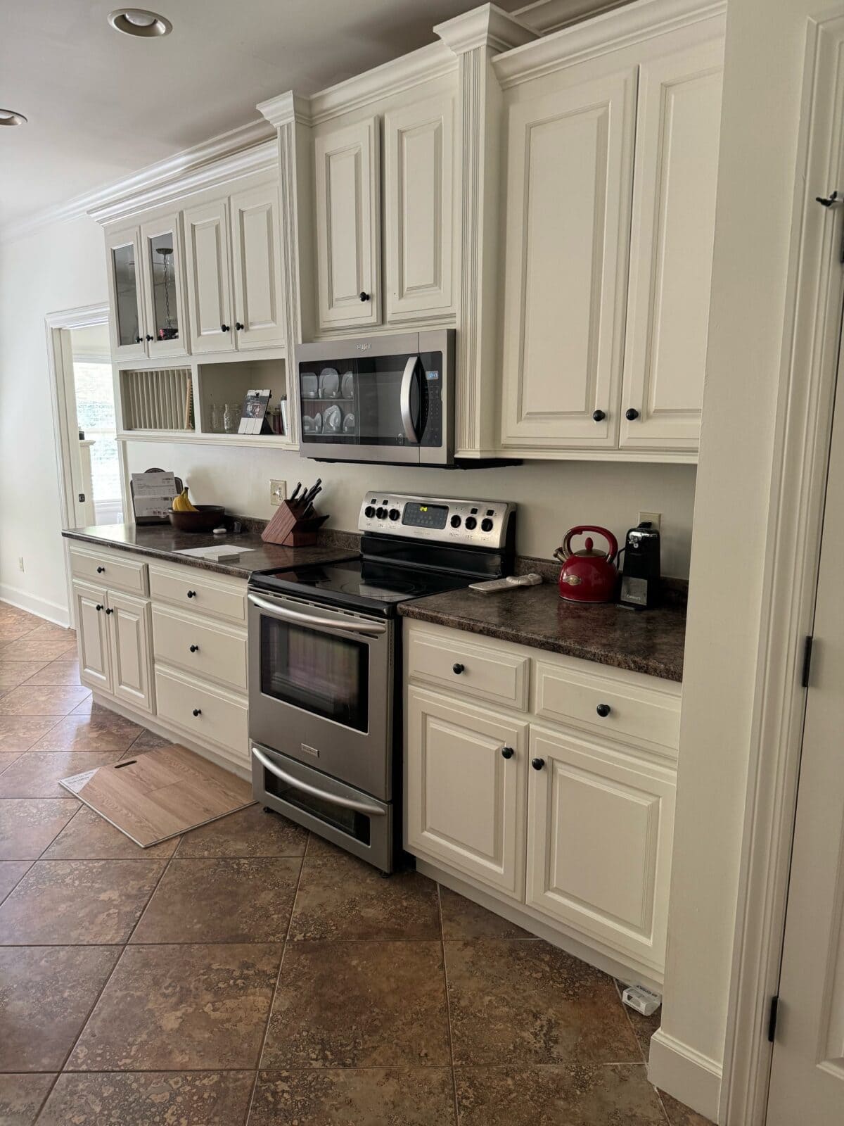 Sherwin Williams Dover White 6385: Paint Color Review