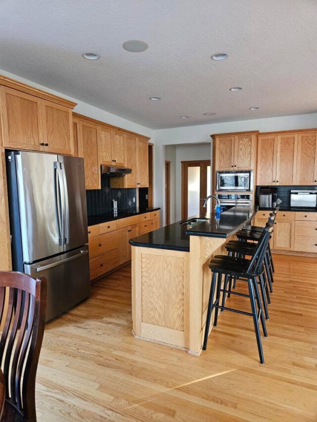 What Color Pairs Best with Golden Oak Cabinets: Timeless Interior Styles