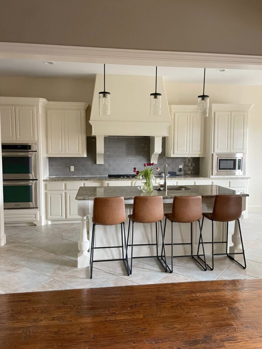 Sherwin Williams Casa Blanca 7571: Paint Color Review